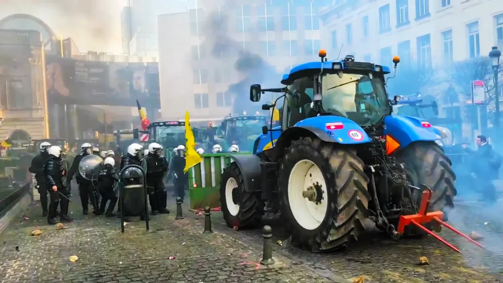 Agriculteurs en colère à Brive : La Marseillaise face aux boucliers ...